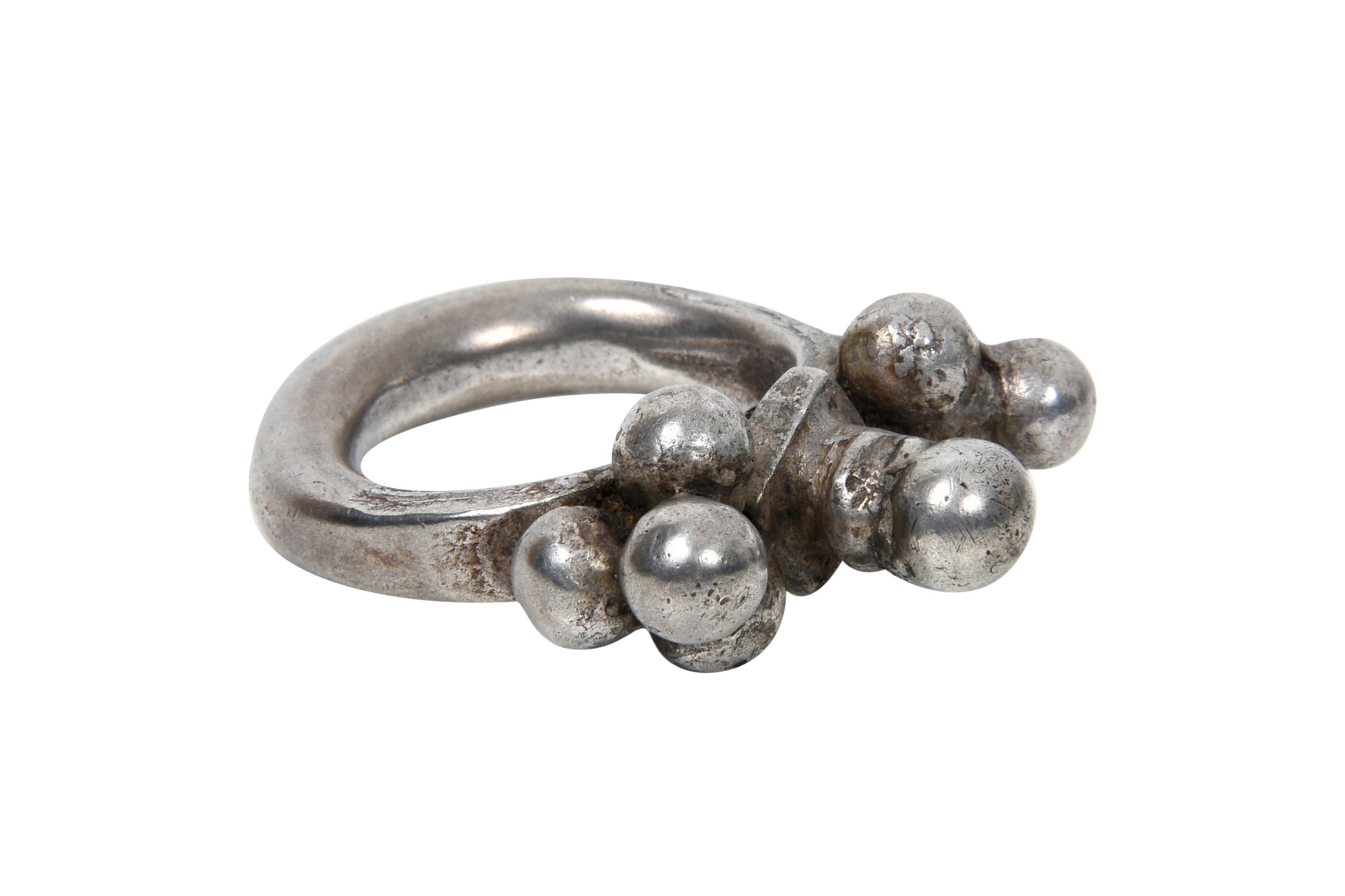 Lot 325 - A TRIBAL INDIAN SILVER LINGAM RING